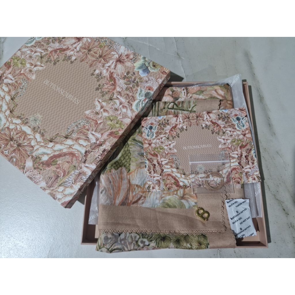 Jual Buttonscarves, NEW Maharani series Khaki Fullset-with box | Shopee ...