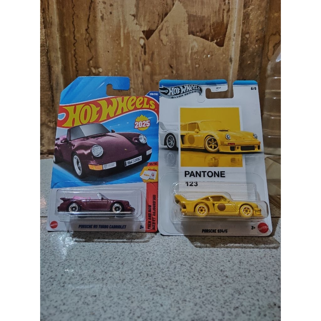 Jual Hot Wheels Pantone Porsche 934/5 & Porsche 911 Cabriolet (2PCS ...