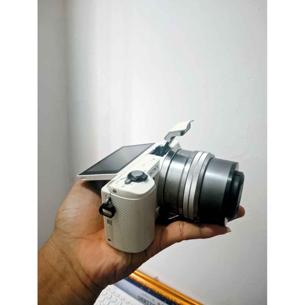Jual KAMERA MIRORLESS SONY A5000 LENSA KIT KAMERA POKET DIGICAM WARNA ...
