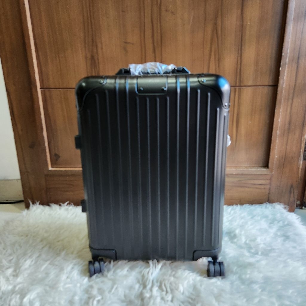 Jual Koper Rimowa LVMH 20 Inch Cabin Black Silver Gold | Shopee Indonesia