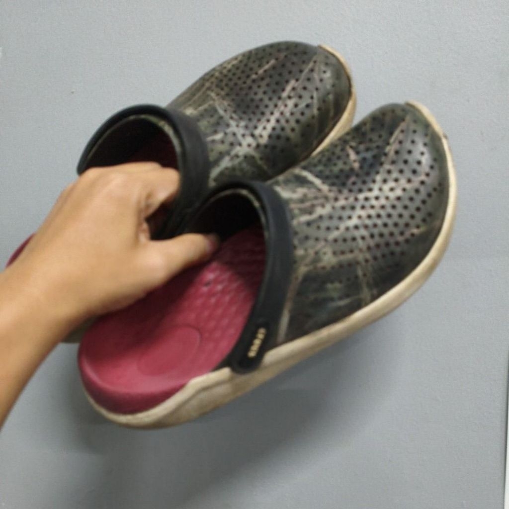 Jual sendal crocs original bekas ninja merah corak abstract | Shopee ...