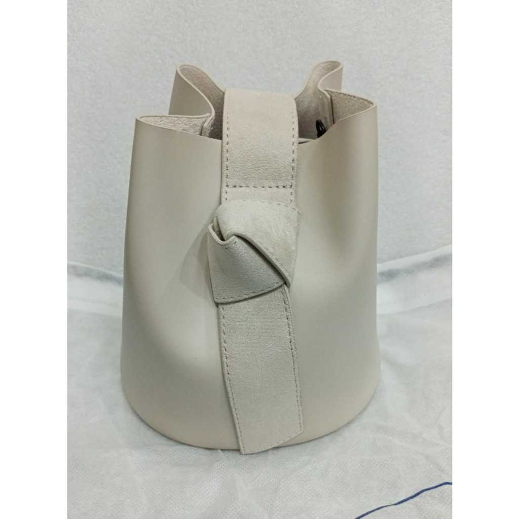 Jual KWANI MICRO SUEDE KNOT BUCKET IVORY (DEFECT) | Shopee Indonesia