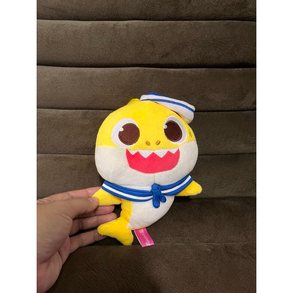 Jual Boneka kado/koleksi Hiu kuning BABY SHARK pelaut Pinkfong original ...