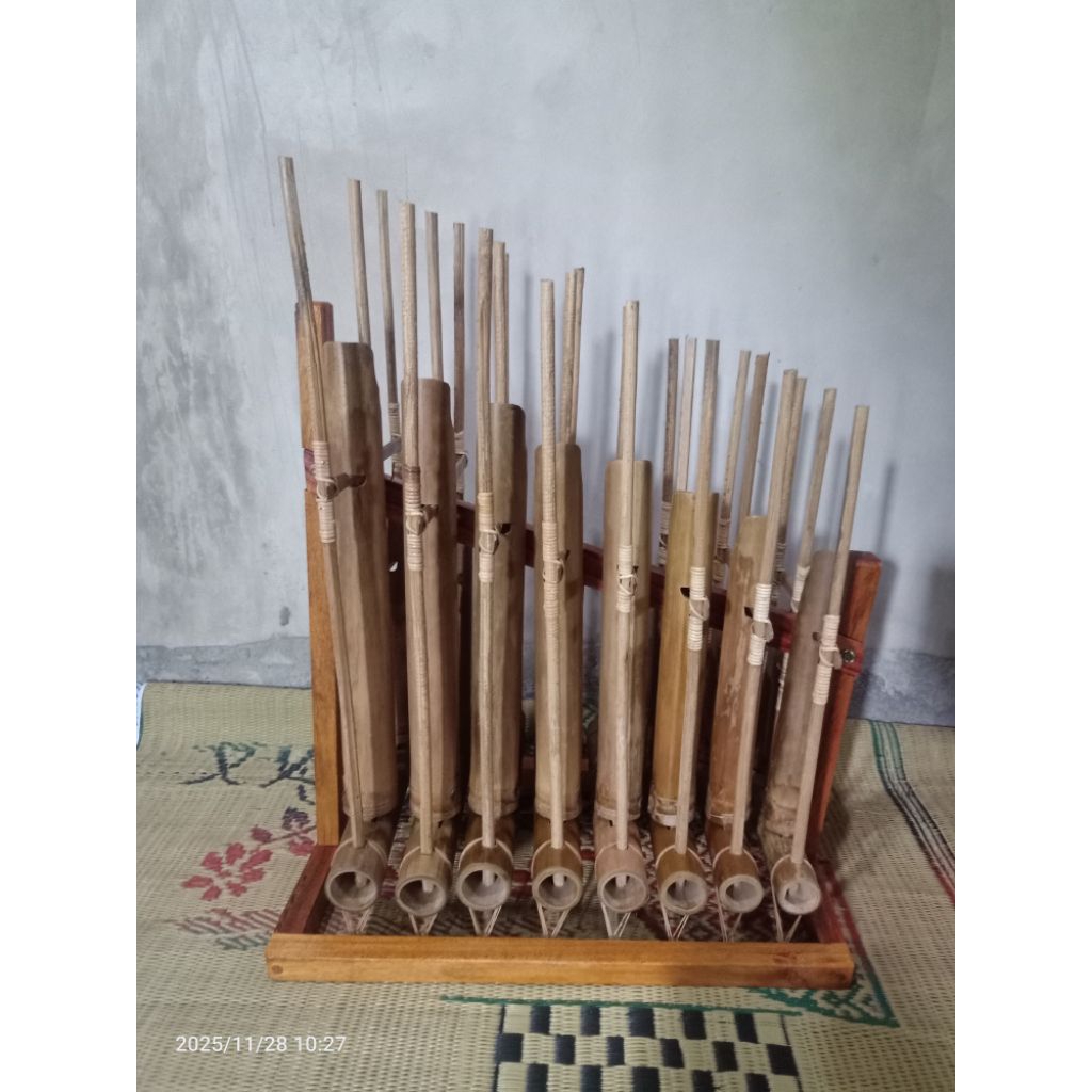 Jual angklung pengamen 8 nada rangka kayu bambu putih/jawa | Shopee ...