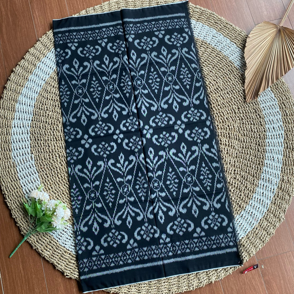 Jual KAIN TENUN ENDEK KHAS BALI MOTIF PATRA MONOKROM HITAM SILVER ...
