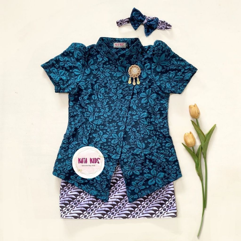 Jual Kata Kids Kebaya Anak Janggan Pendek Rok Pendek Putih Parang ...