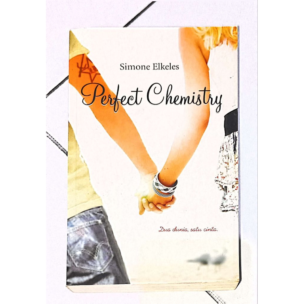 Jual NOVEL PERFECT CHEMISTRY SIMONE ELKELES | Shopee Indonesia