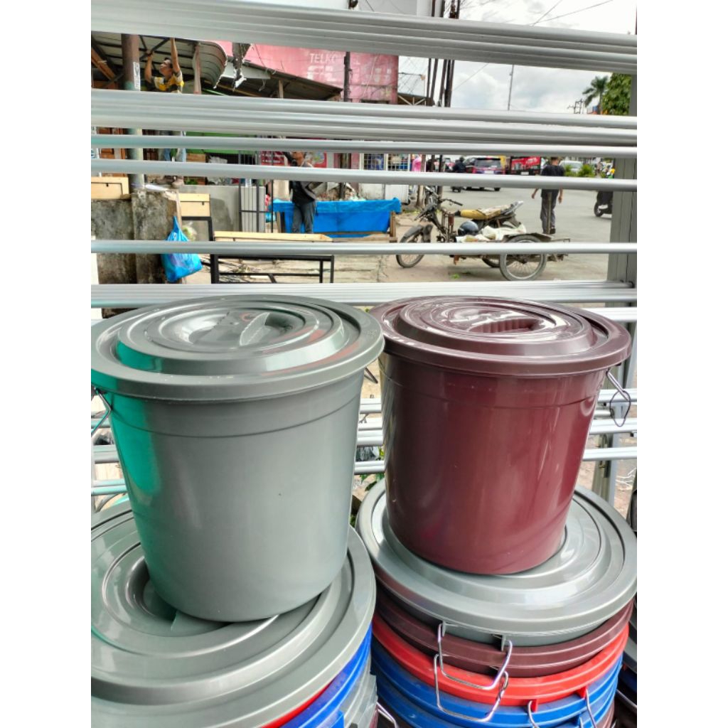 Jual TONG AIR 30 LITER PHYLIA WARNA ABU DAN MARON / EMBER TUTUP / TONG ...
