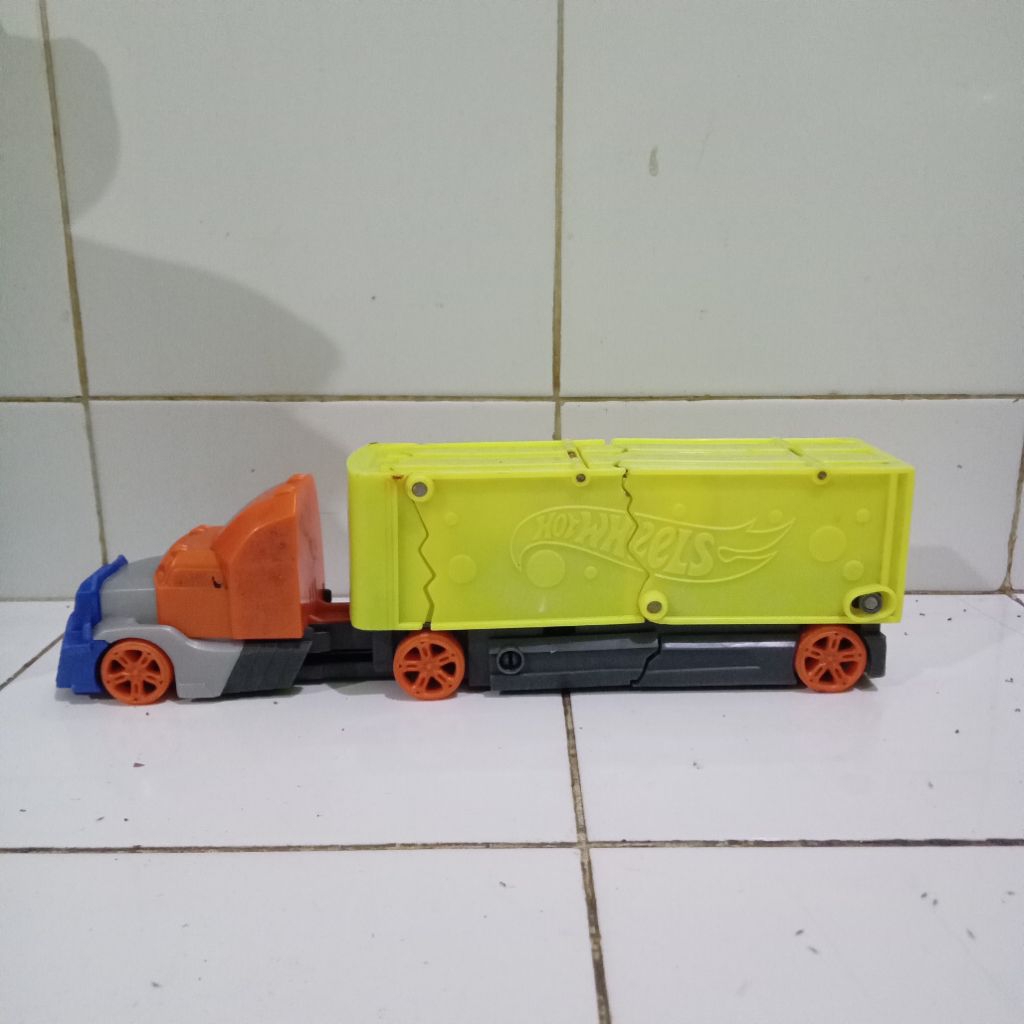 Jual hot wheels trailer crashing rig super stunt transporter | Shopee ...