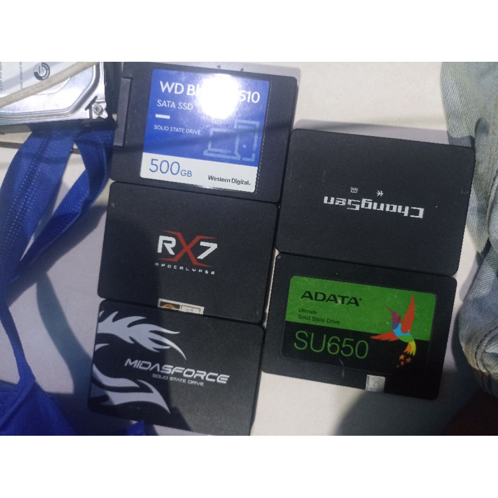 Jual beberapa solid-state drive (SSD) internal dari berbagai merek ...