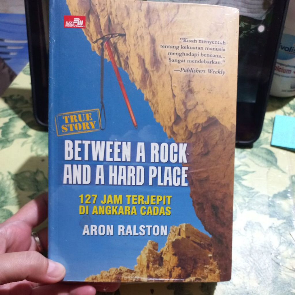 Jual NOVEL TRUE STORY BETWEEN A ROCK AND A HARD PLACE ARON RALSTON 127 ...