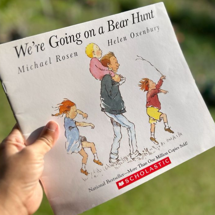 Jual We're Going on A Bear Hunt Michael Rosen Helen Oxenbury Scholastic ...