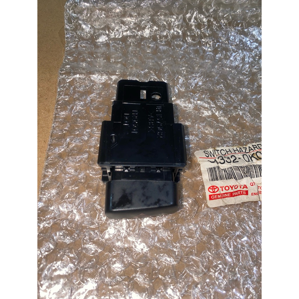Jual Tombol Switch Hazard TOYOTA Kijang Inova Fortuner Original 84332 ...