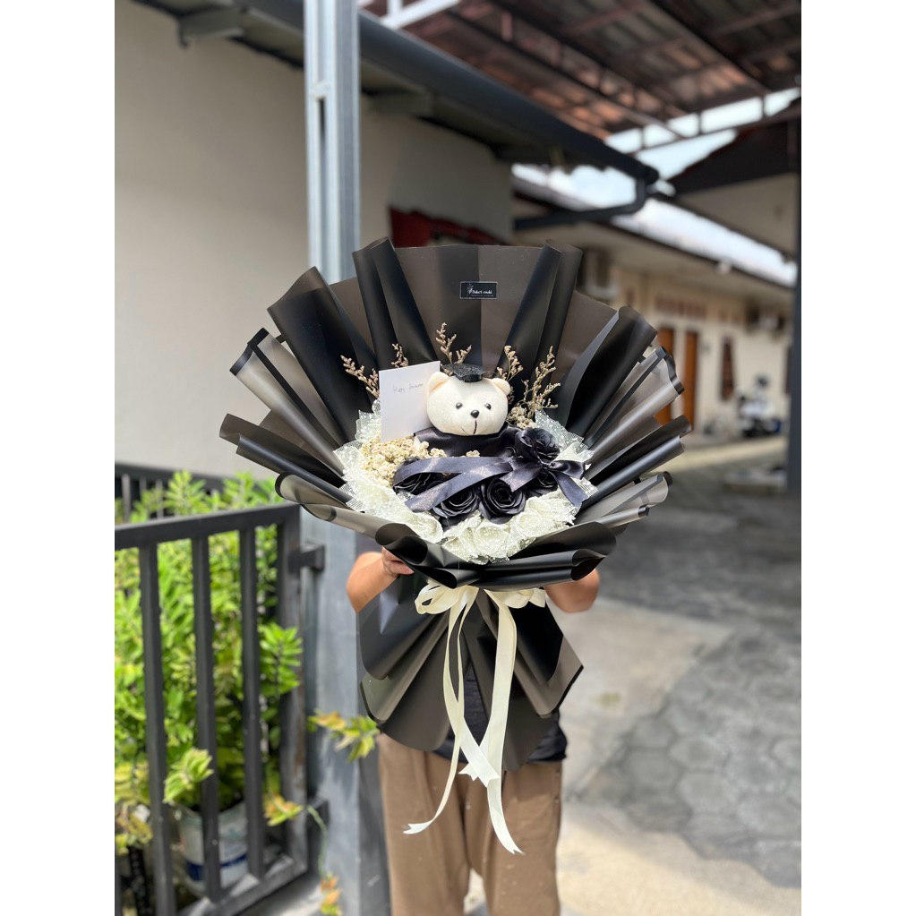Jual buket wisuda tema hitam putih/buket wisuda/buket gift/buket bunga ...