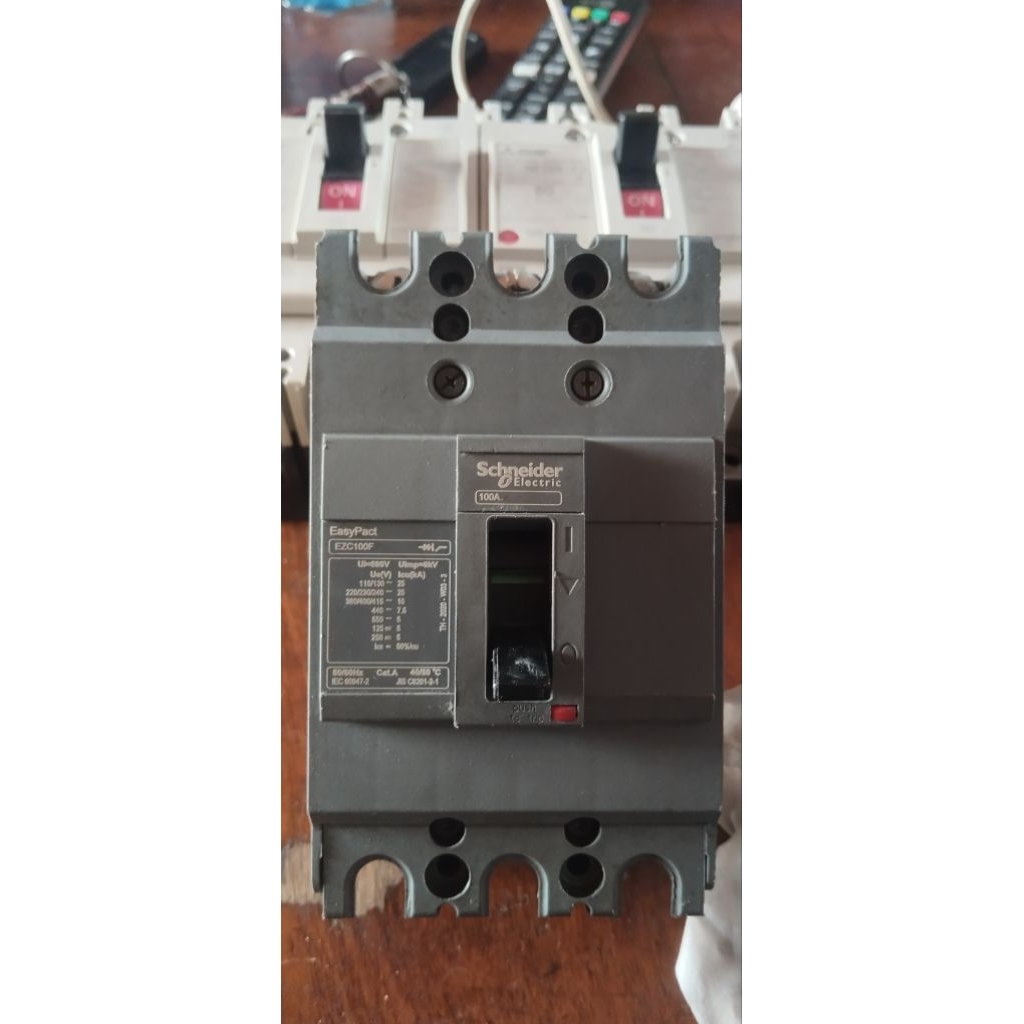 Jual Circuit Breaker Mccb 3P 50A EZC100F Schneider Original | Shopee ...