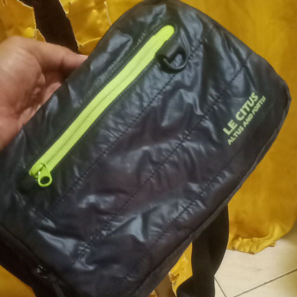 Jual sling bag lecaf second original like new | Shopee Indonesia