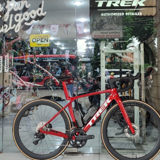 Jual NEW TREK Madone SLR 7 Gen 8 Project One ICON Red Crystalline Viper ...