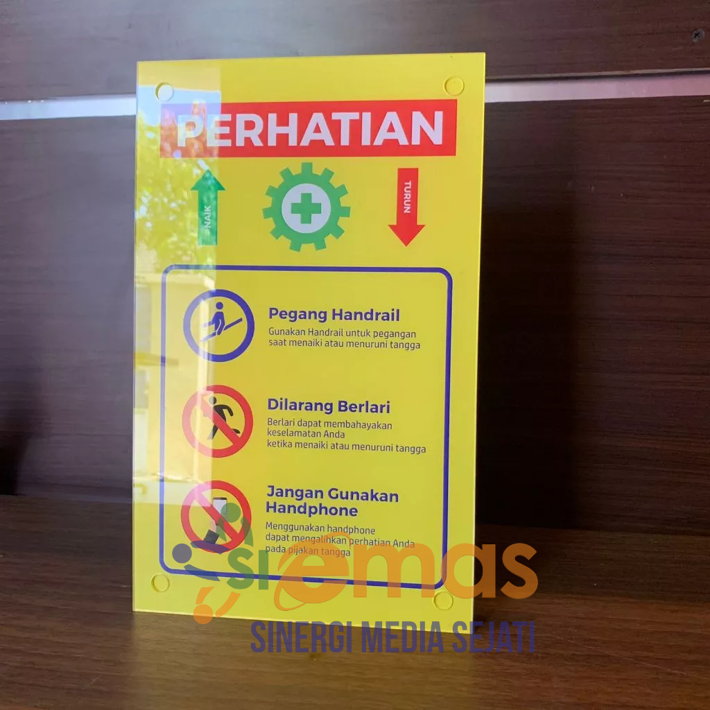 Jual Akrilik Peraturan Menaiki Tangga Kuning | Aturan Naik Turun Tangga ...