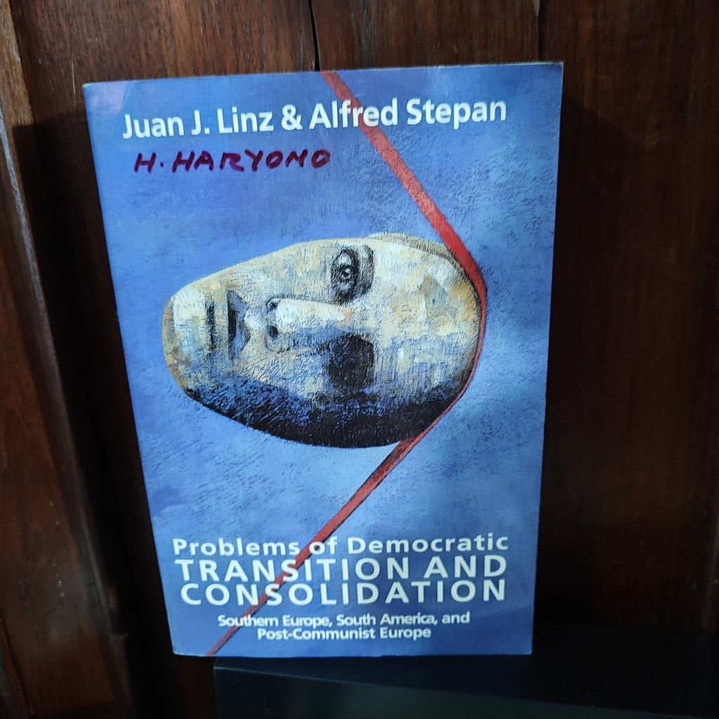 Jual Juan J. Linz & Alfred Stepan: Problems of Democratic Transition ...
