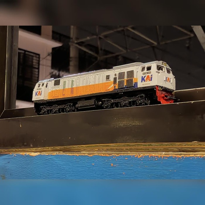 Jual Miniatur Kereta Api Indonesia Lokomotif CC 206 Bermesin Skala HO ...