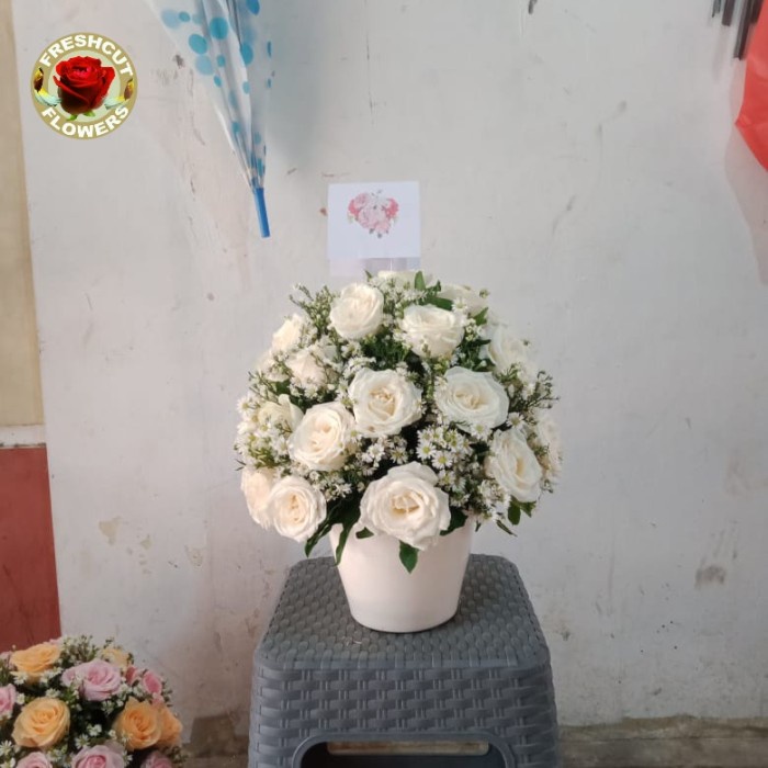 Jual Rangkaian bunga mawar fresh dengan vas keramik | Shopee Indonesia