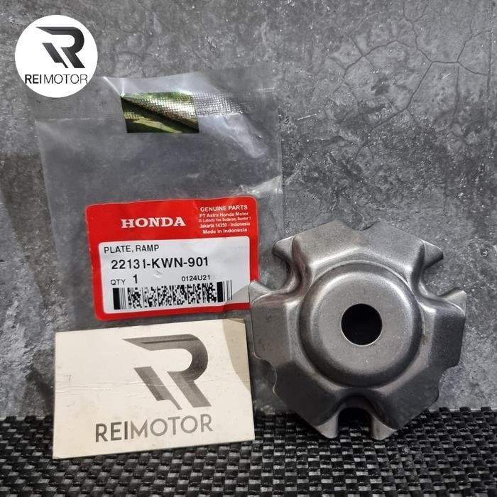 Jual PLAT RAMP BESI TUTUP RUMAH ROLLER VARIO 125 150 PCX ORI 22131-KWN ...