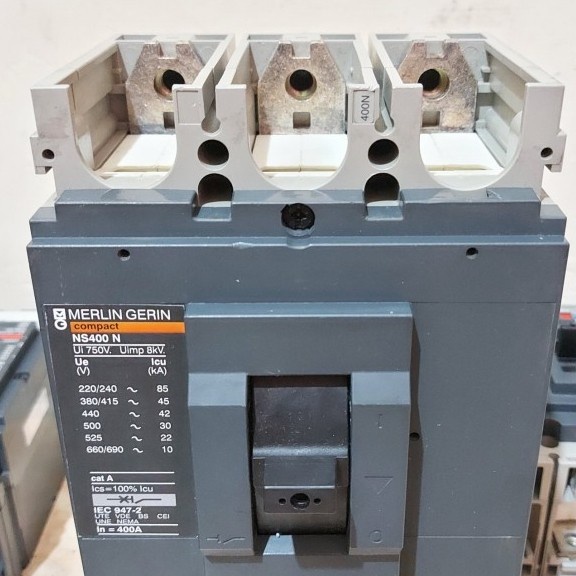 Jual MCCB BREKER NFB NS400N 3P 400A MERLIN GERIN | Shopee Indonesia