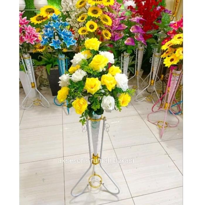 Jual BUNGA SUDUT MAWAR Plastik KOMBINASI 18 TANGKAI DENGAN POT STANDING ...