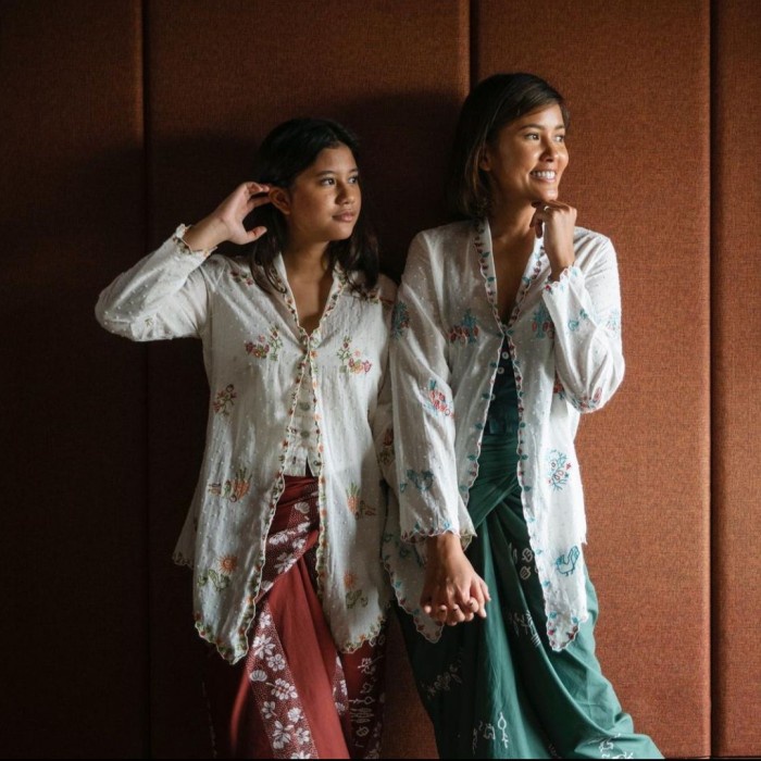 Jual Kebaya Encim Embroidered Batik Bordir Sejauh Mata Memandang ...