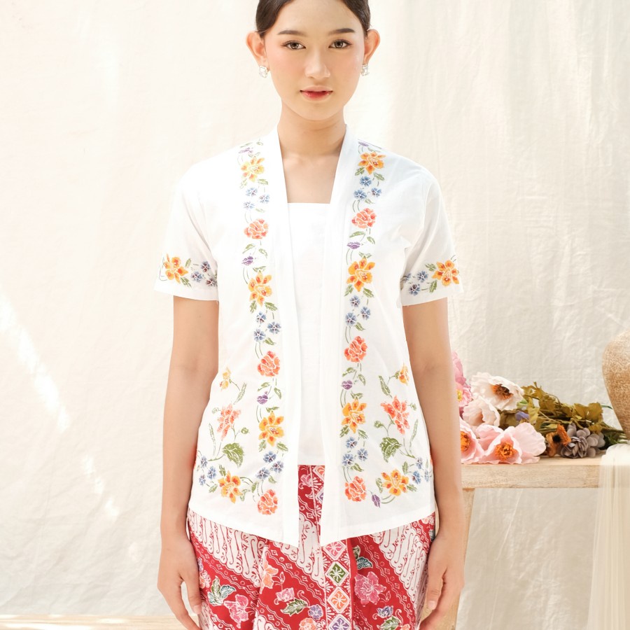 Jual Kebaya Batik Encim Pekalongan Lengan Pendek Meradelima Katun Putih ...