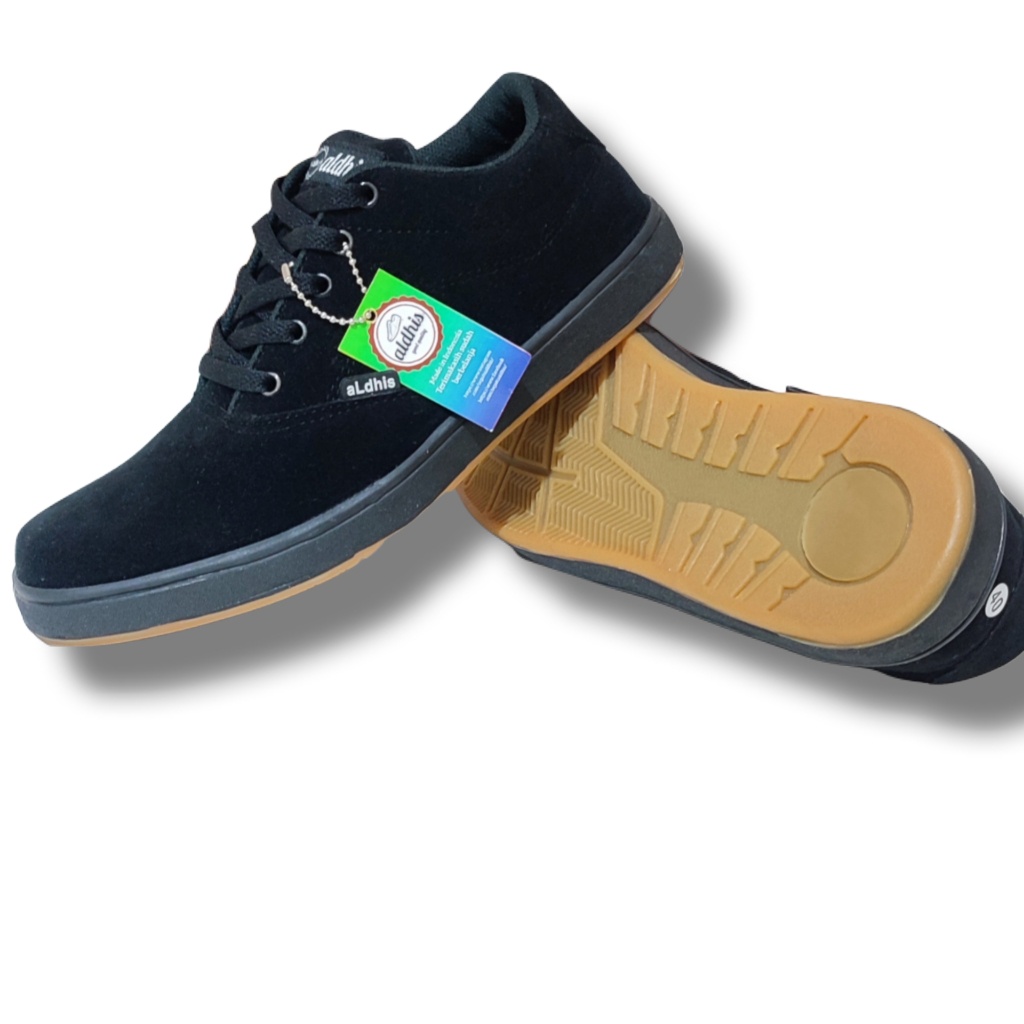 Jual Sepatu Hitam Polos Pria Sneakers Cowok Original Kets Casual Keren ...