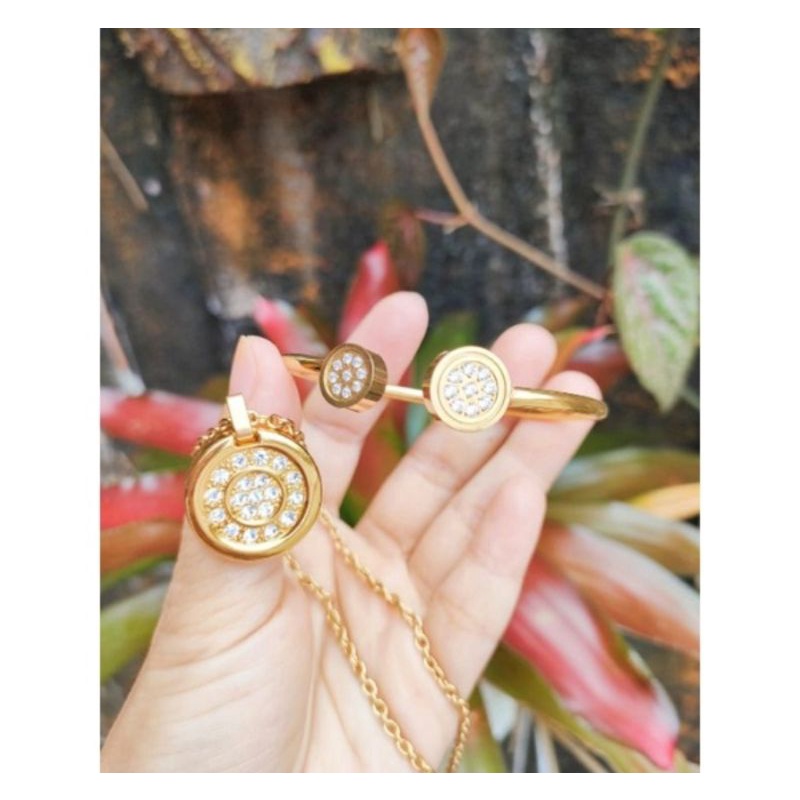 Jual kalung gelang pendant bulat gold+id card+boxori | Shopee Indonesia