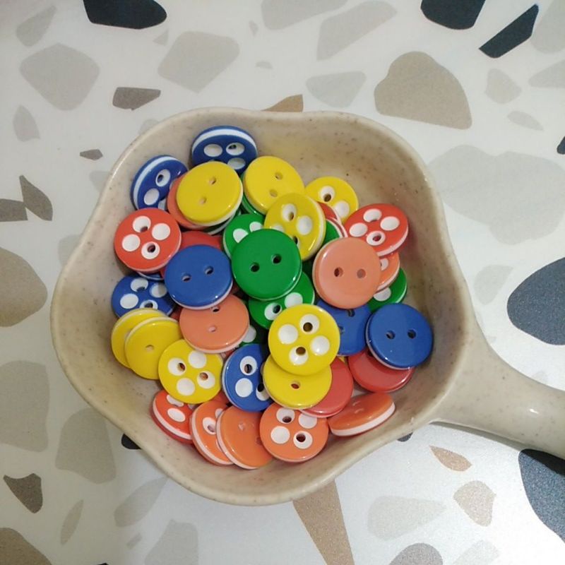 Jual Kancing plastik bulat / bunga 1,3 cm / 1,5 cm kotak mix warna 100 ...