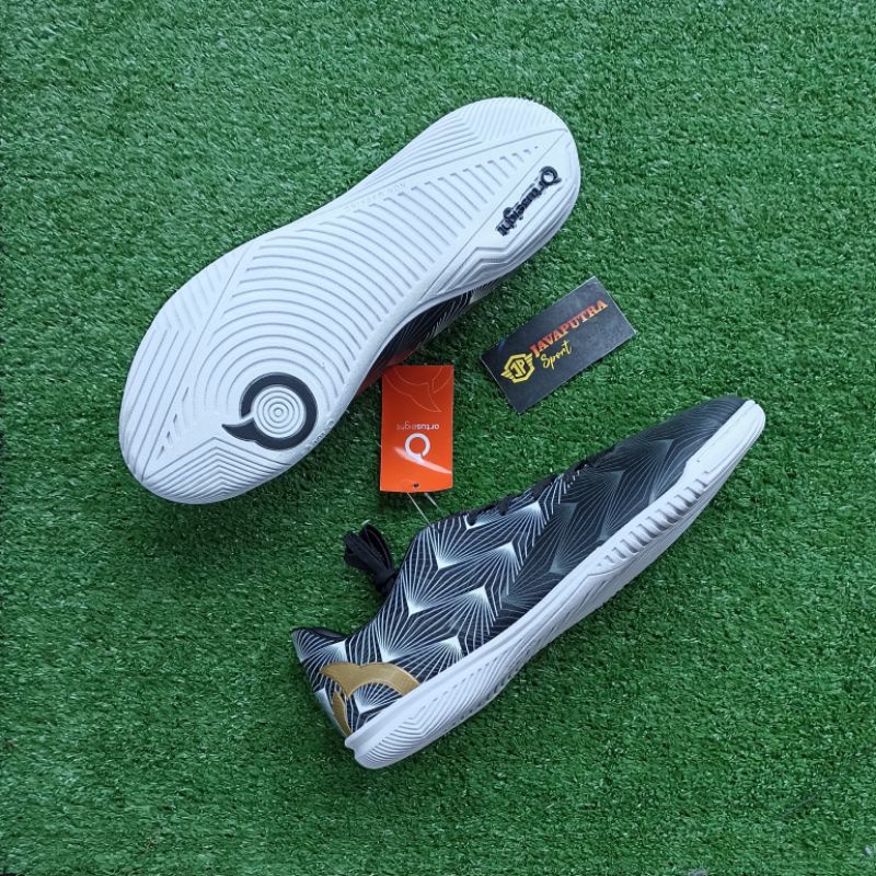 Jual Sepatu Futsal Ortuseight Neutron IN black white | Shopee Indonesia