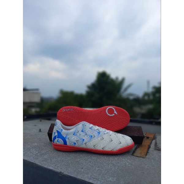 Jual Sepatu Futsal Ortuseight Neutron IN - White/Ortred/Blue | Shopee Indonesia