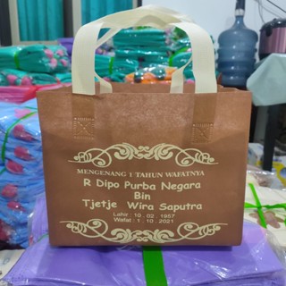 Jual Tas spunbond box custom sablon / tas box nasi 22x22 20x20 custom sablon / tas kotak nasi ...