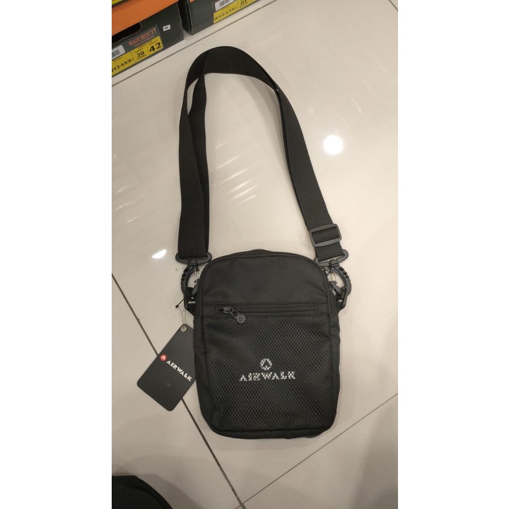 Jual sling bag airwalk hitam sale | Shopee Indonesia