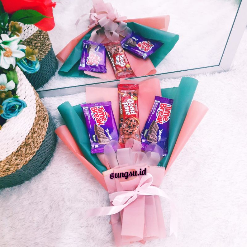 Jual bouqeut snack buket jajan buket simple buket mini buket wisuda ...