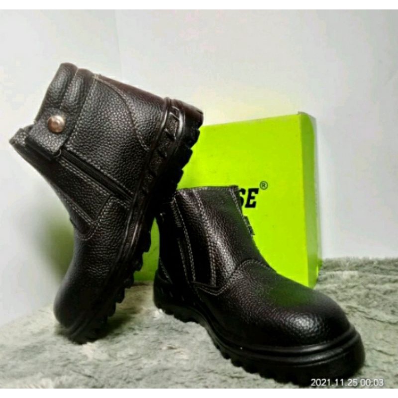 Jual sepatu safety model terbaru/ sepatu ujung besi/sepatu proyek ...