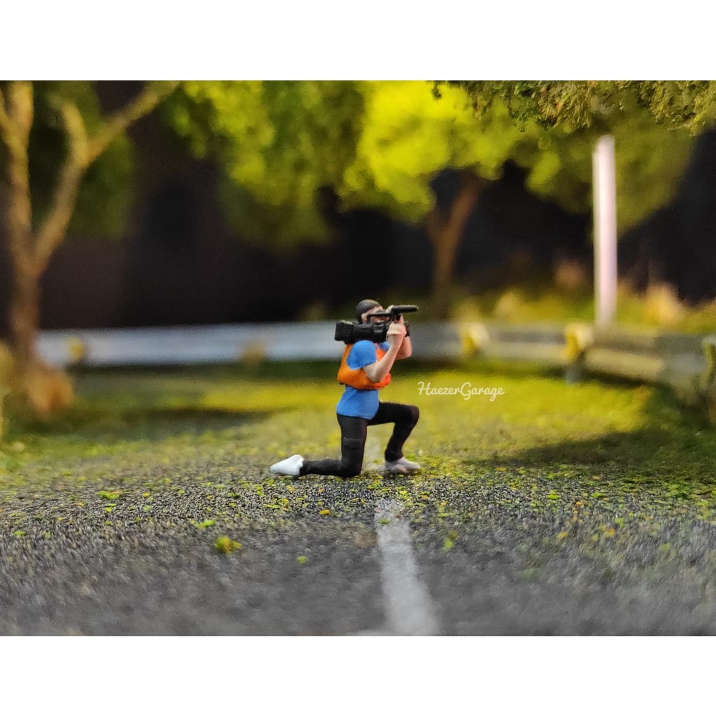Jual Figure Cameraman Kemeramen Jongkok 1/64 Miniatur Diorama Diecast ...