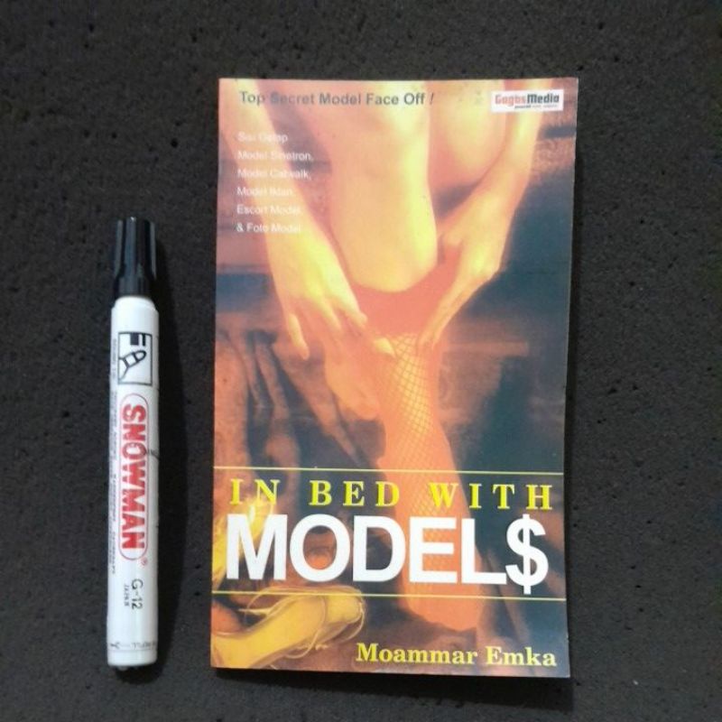 Jual Buku In Bed With Models Moammar Emka | Shopee Indonesia