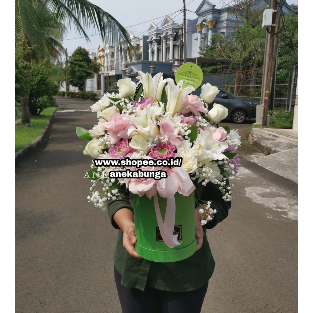 Jual Rangkaian Fresh Rose Flower Box Mawar Putih & Pink Lily Putih ...