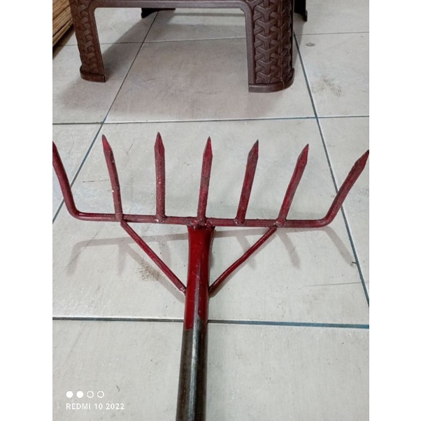 Jual garuk sampah tangkai pipa besi / garpu sampah tangkai besi ...