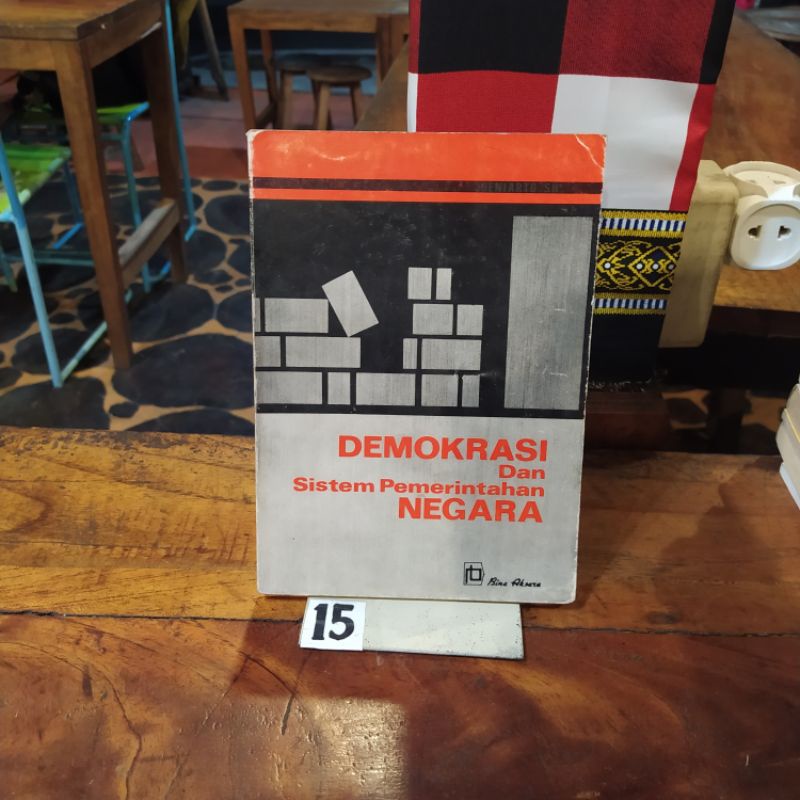 Jual BUKU DEMOKRASI DAN SISTEM PEMERINTAHAN NEGARA by Joeniarto SH | Shopee Indonesia