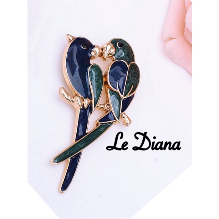 Jual Unik Pin Bros Burung Beo Kissing Romantic Unik Hijab Scarf Sale ...