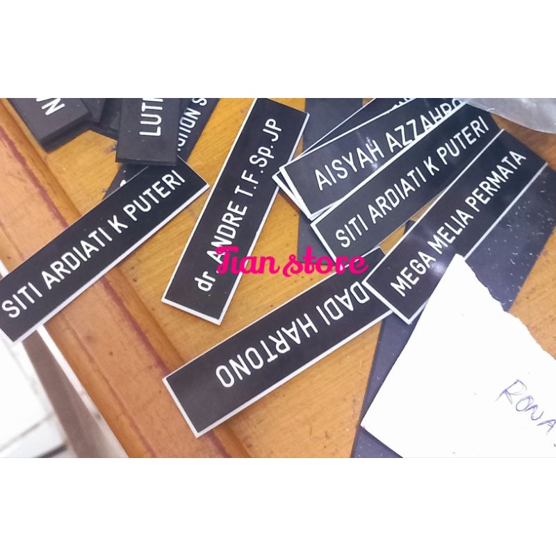 Jual Name tag/Papan nama gravir peniti hitam putih | Shopee Indonesia