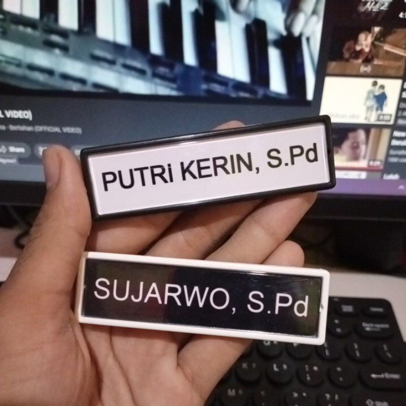 Jual Name tag akrilik (papan nama) frame Putih - Hitam, medan | Shopee ...