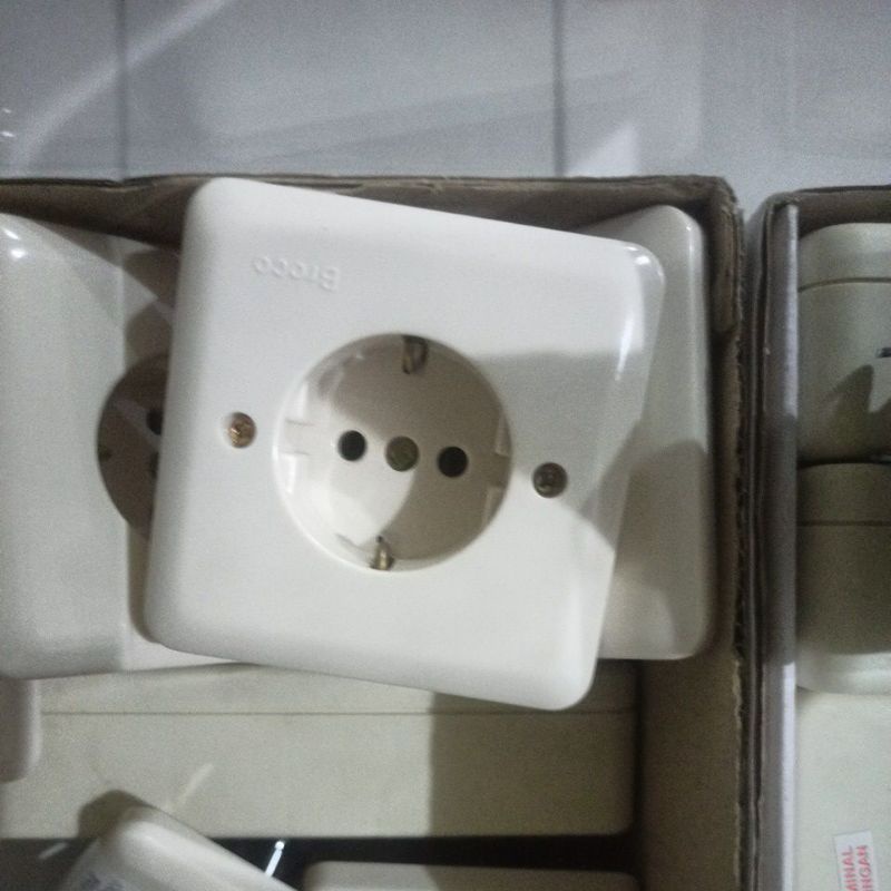 Jual Stop Kontak Broco 5511 U | Shopee Indonesia