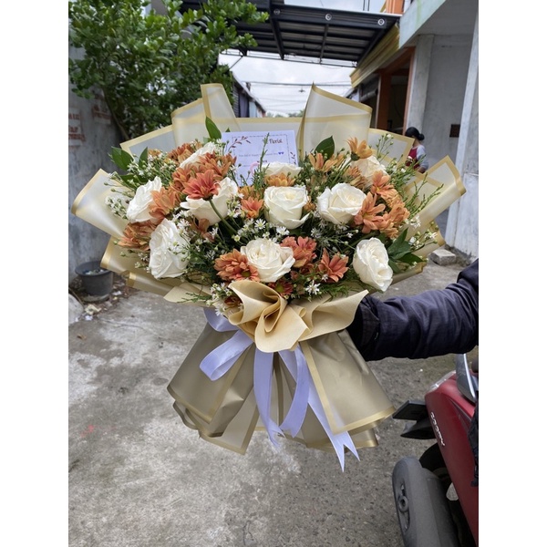 Jual hand bucket / buket bunga mawar / buket wisuda / frash rose ...