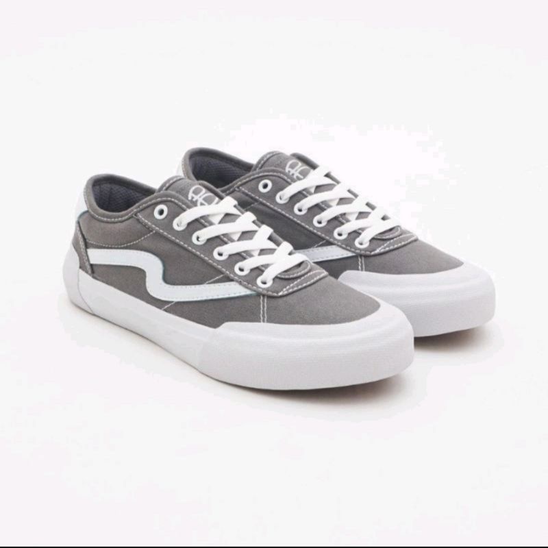 Jual SEPATU PATROBAS IVAN LOW CHARCOAL (BARU) | Shopee Indonesia